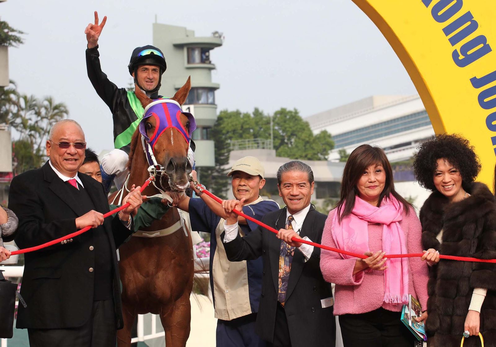 告东尼凭“英勇大师”赢得从练第1000场头马
